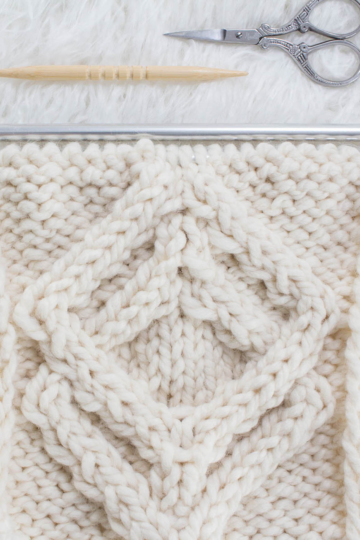 Double Diamonds Cable Knitting Stitch : + Video Tutorial